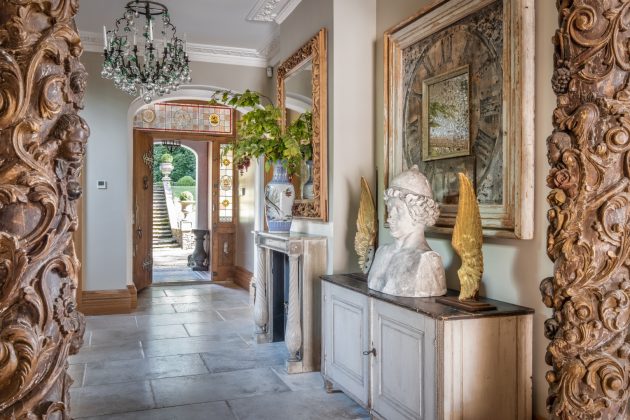 15 Magnificent Traditional Hallway Inspirations for Grand Entries