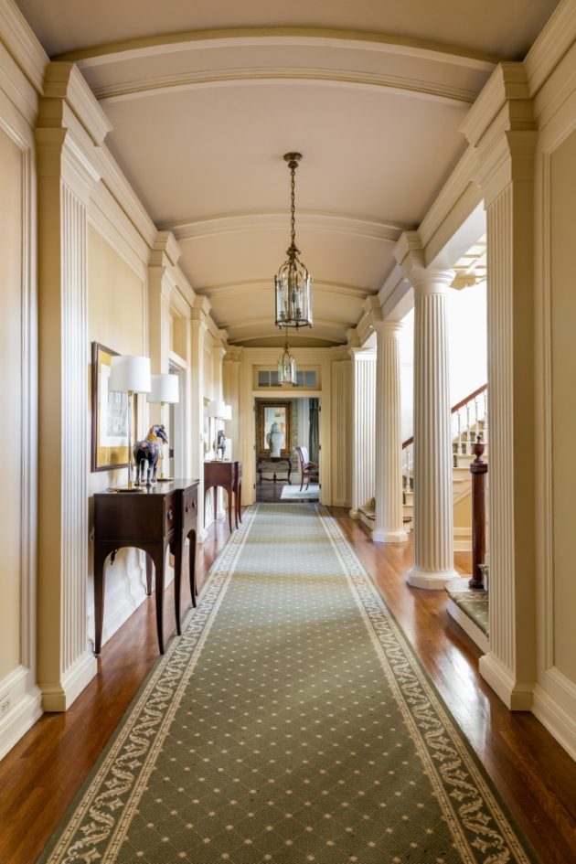 15 Magnificent Traditional Hallway Inspirations for Grand Entries