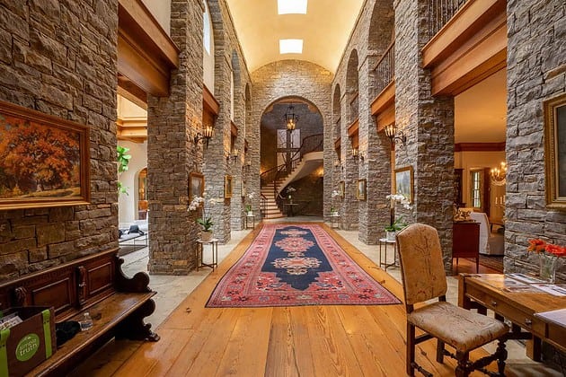15 Magnificent Traditional Hallway Inspirations for Grand Entries
