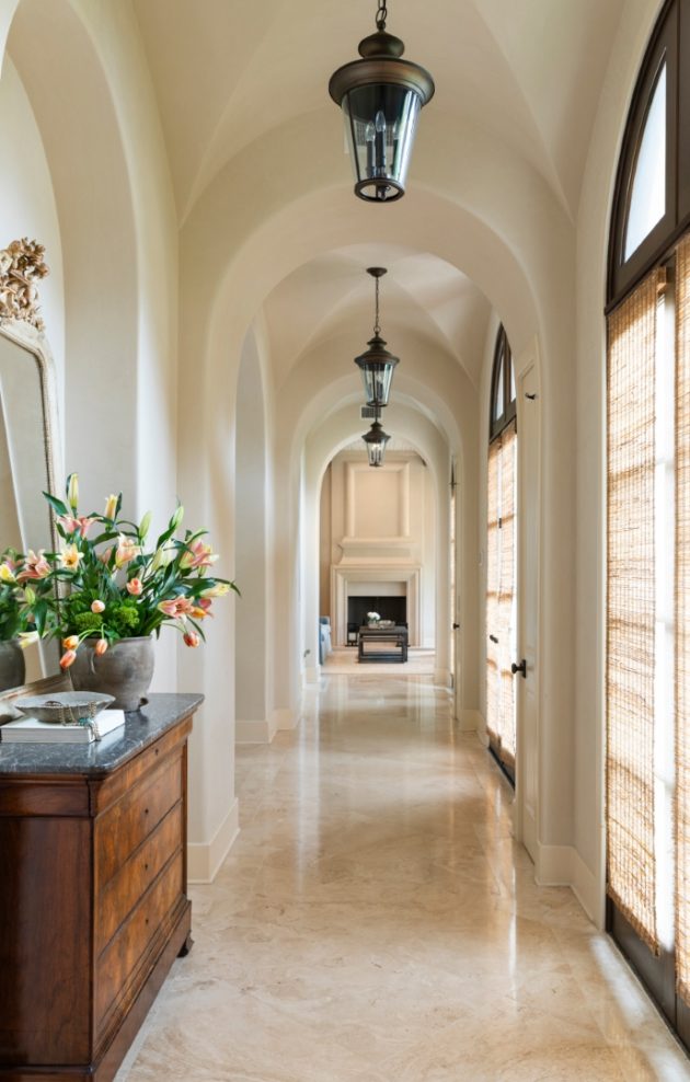 15 Magnificent Traditional Hallway Inspirations for Grand Entries