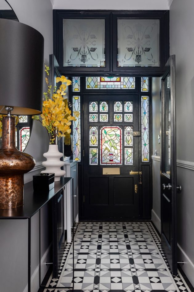 15 Timeless Traditional Entry Hall Designs for a Warm Welcome
