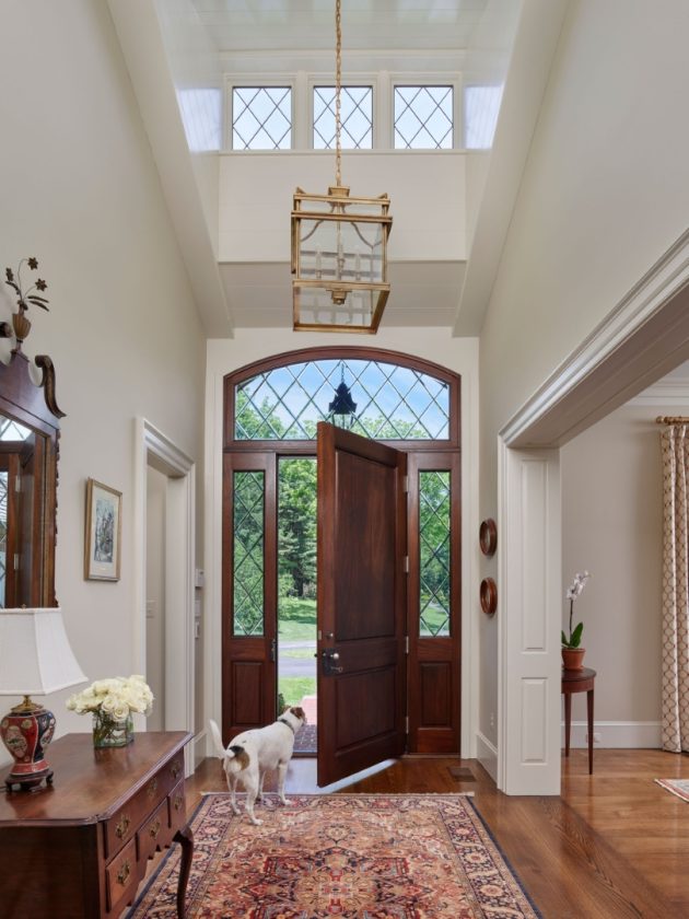 15 Timeless Traditional Entry Hall Designs for a Warm Welcome
