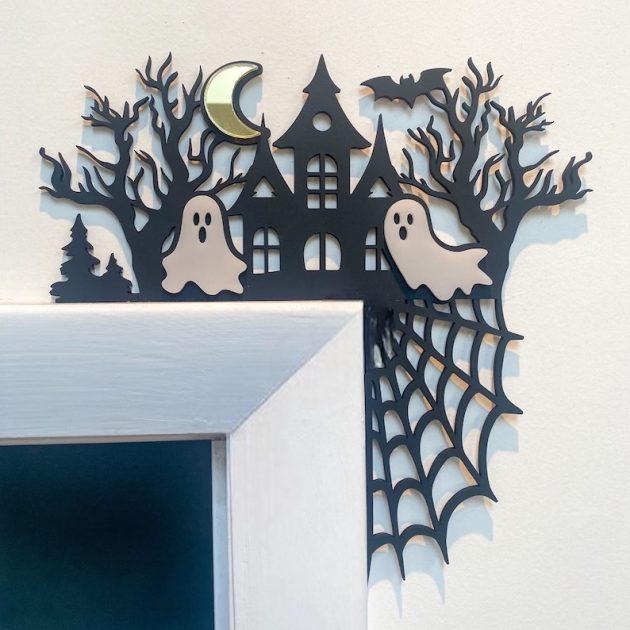 15 Spook-tacular Halloween Door Corner Décor Ideas to Haunt Your Home