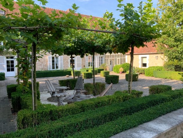 15 Traditional Landscape Designs for a Timeless Garden