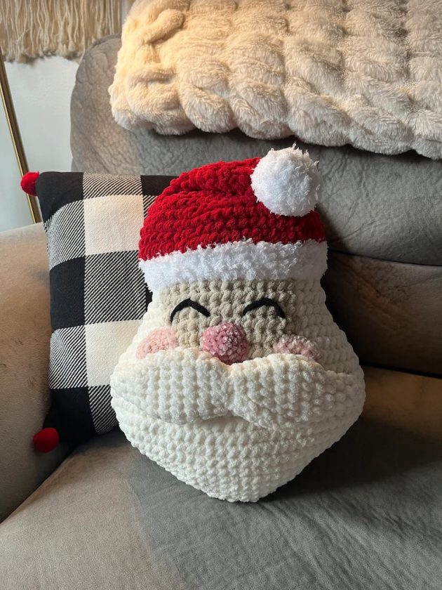 15 Santa Pillow Designs to Add a Jolly Note to Your Home