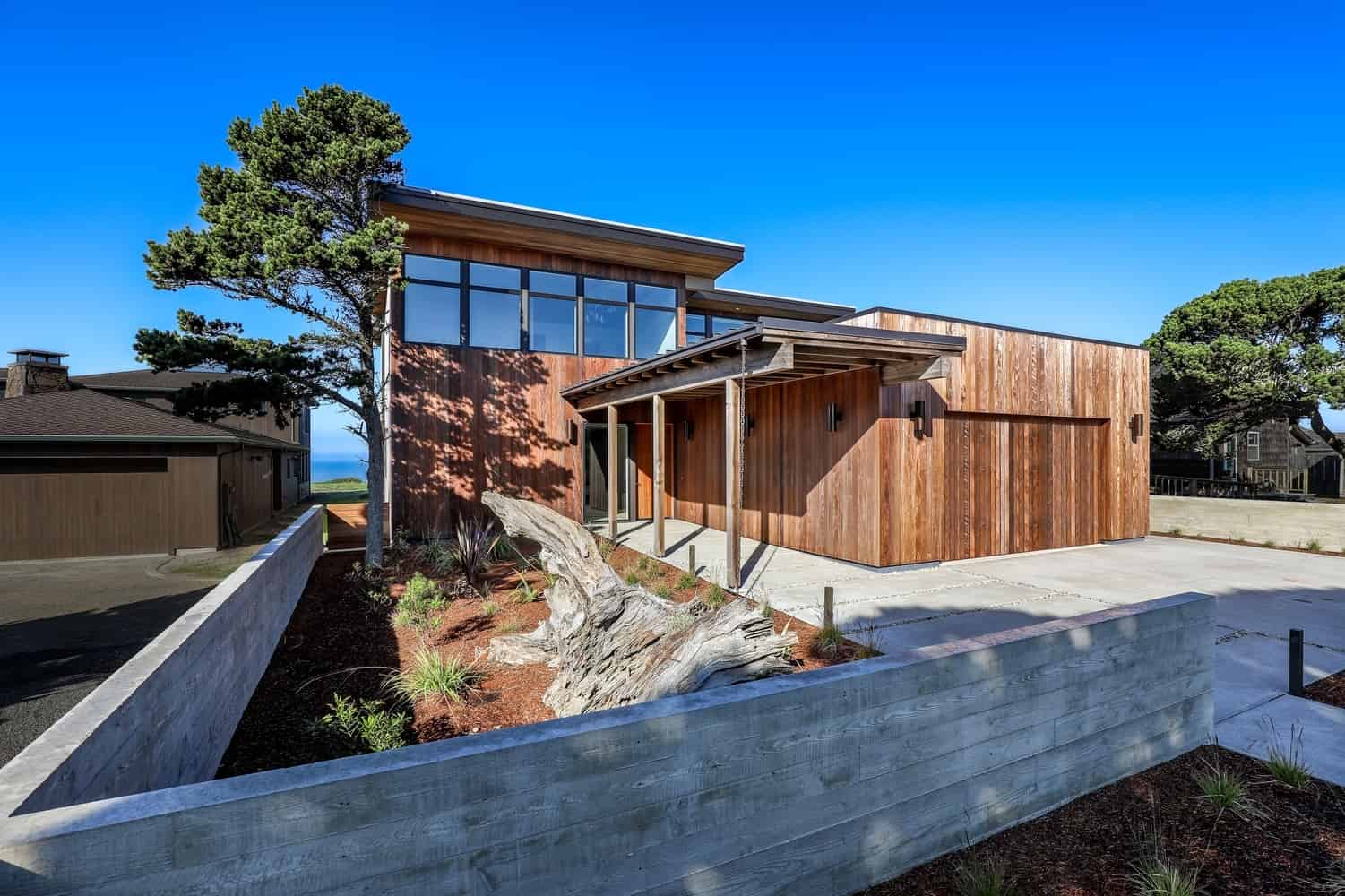 Face Rock Beach House by Giulietti Schouten Weber Architects in Bandon ...