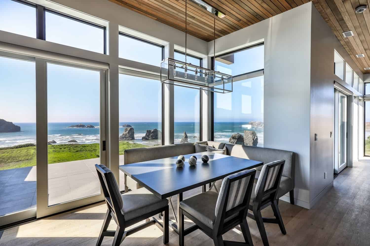 Face Rock Beach House by Giulietti Schouten Weber Architects in Bandon ...