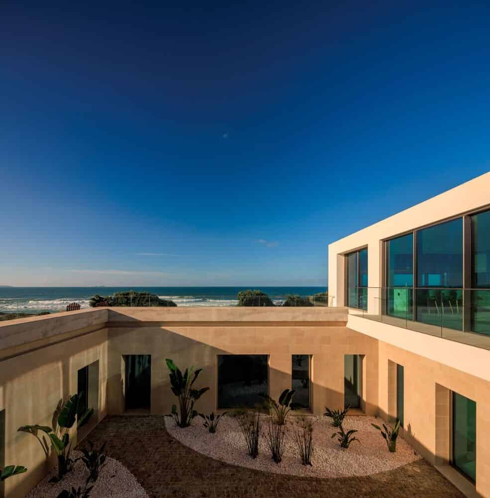 Falésia D'El Rey House by [i]da arquitectos in Obidos, Portugal