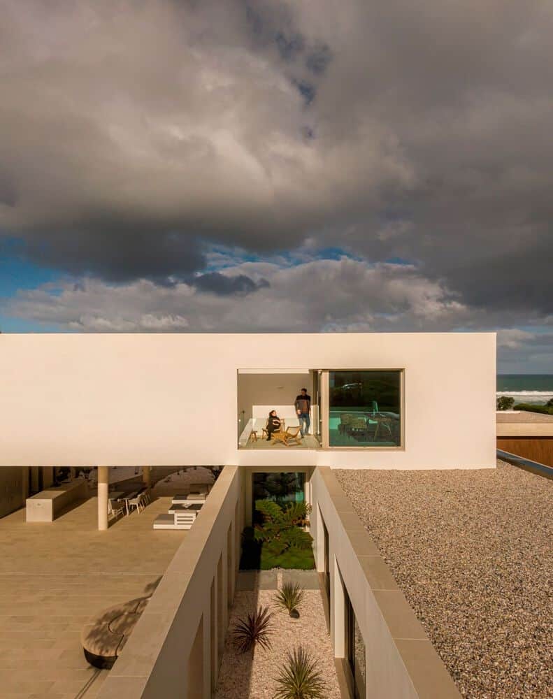 Falésia D'El Rey House by [i]da arquitectos in Obidos, Portugal