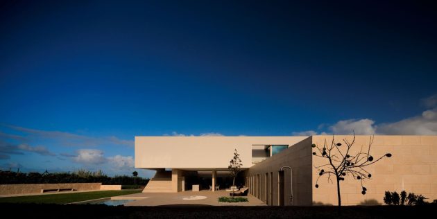 Falésia D'El Rey House by [i]da arquitectos in Obidos, Portugal