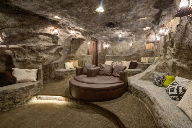 15 Charming Rustic Home Theater Designs for a Warm Entertainment Haven