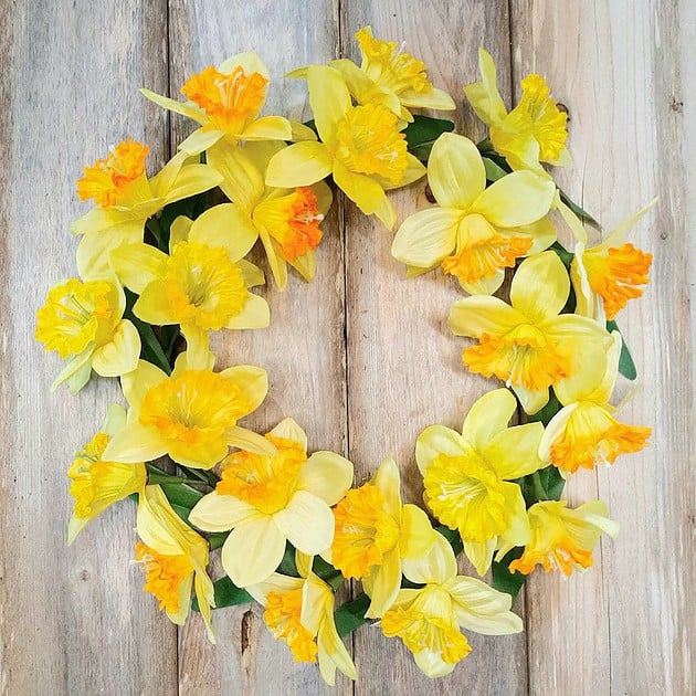 15 Dazzling Spring Daffodil Wreath Designs to Blossom Your Doorway