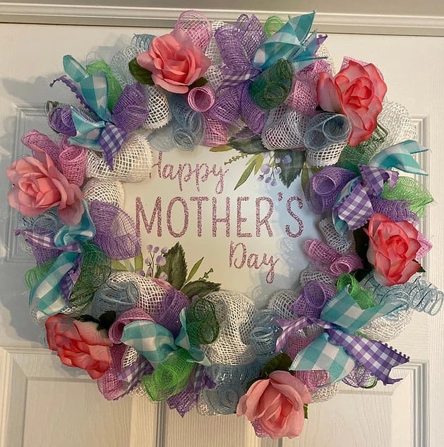 15 Heartwarming Mother’s Day Wreath Designs to Celebrate Mom