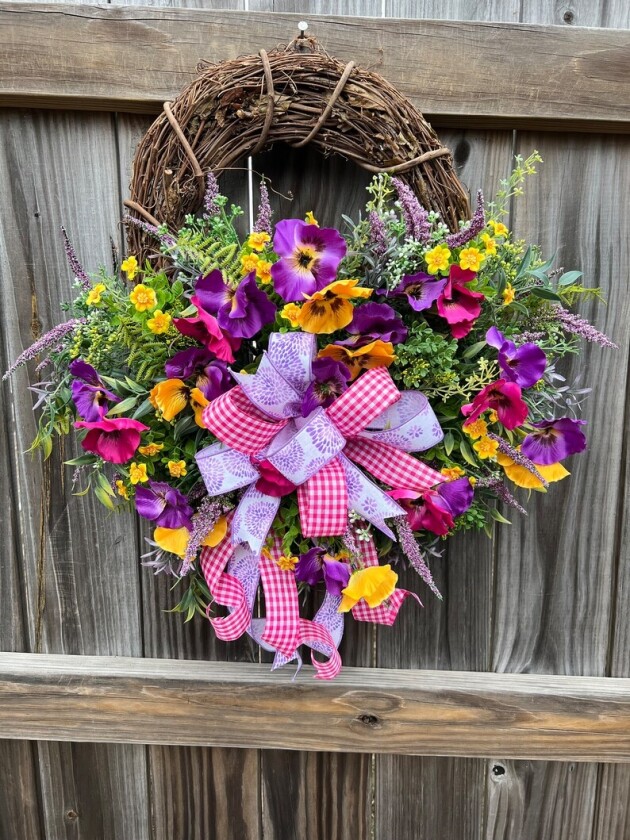 15 Vibrant Spring Pansy Wreath Designs to Blossom Your Entrance