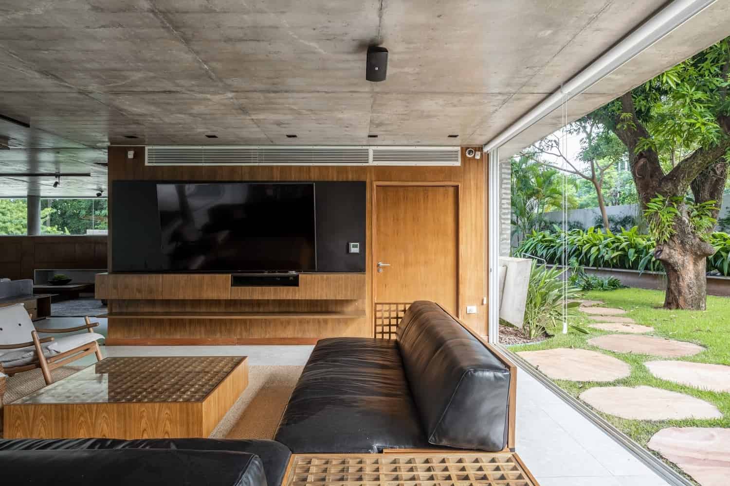Rodor House by OMCM arquitectos in Asuncion, Paraguay