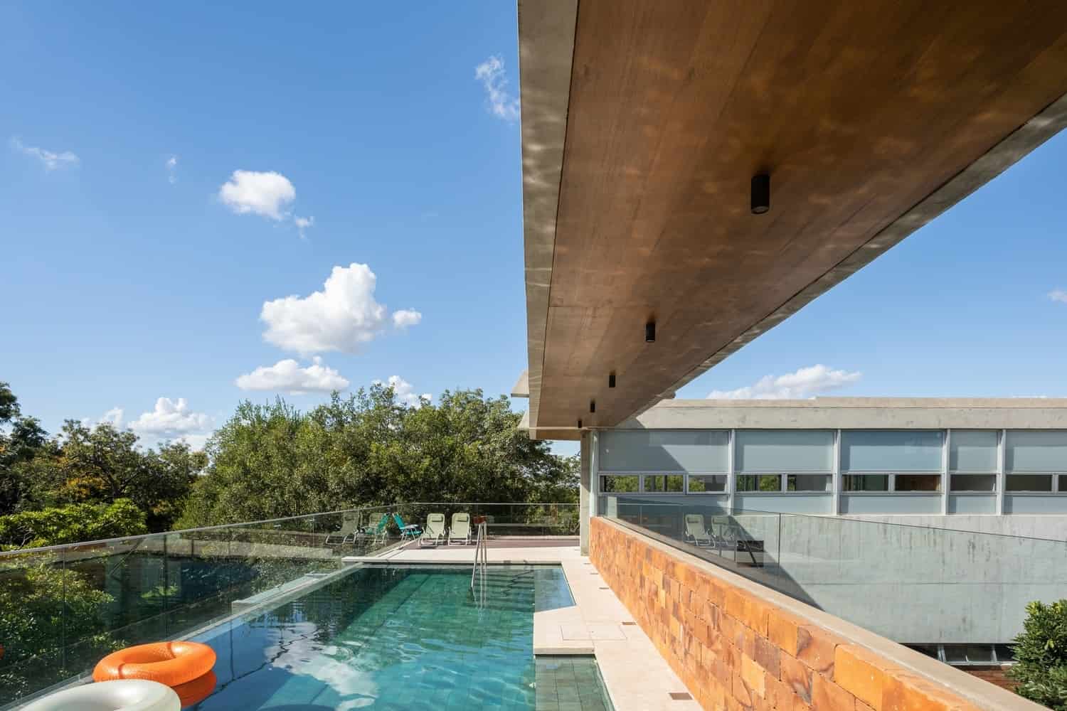 Rodor House by OMCM arquitectos in Asuncion, Paraguay