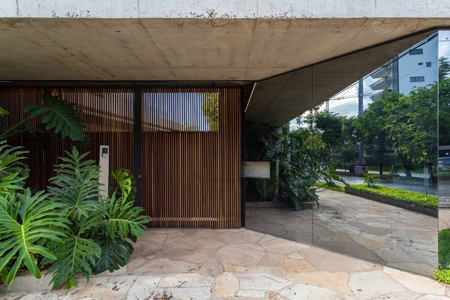 Rodor House by OMCM arquitectos in Asuncion, Paraguay