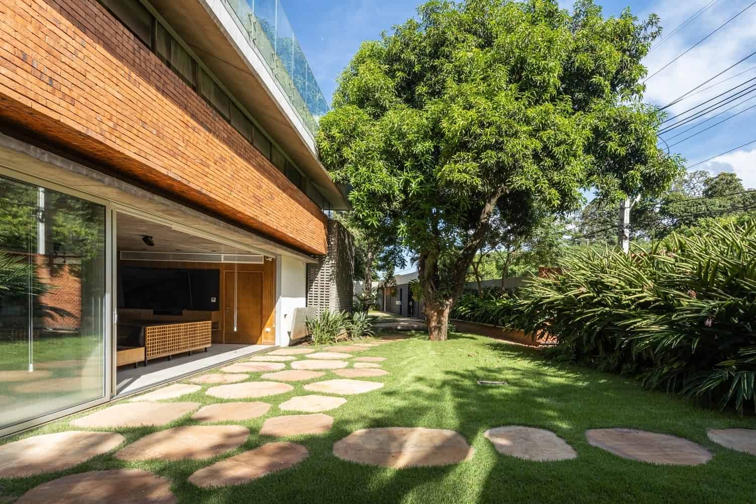 Rodor House by OMCM arquitectos in Asuncion, Paraguay