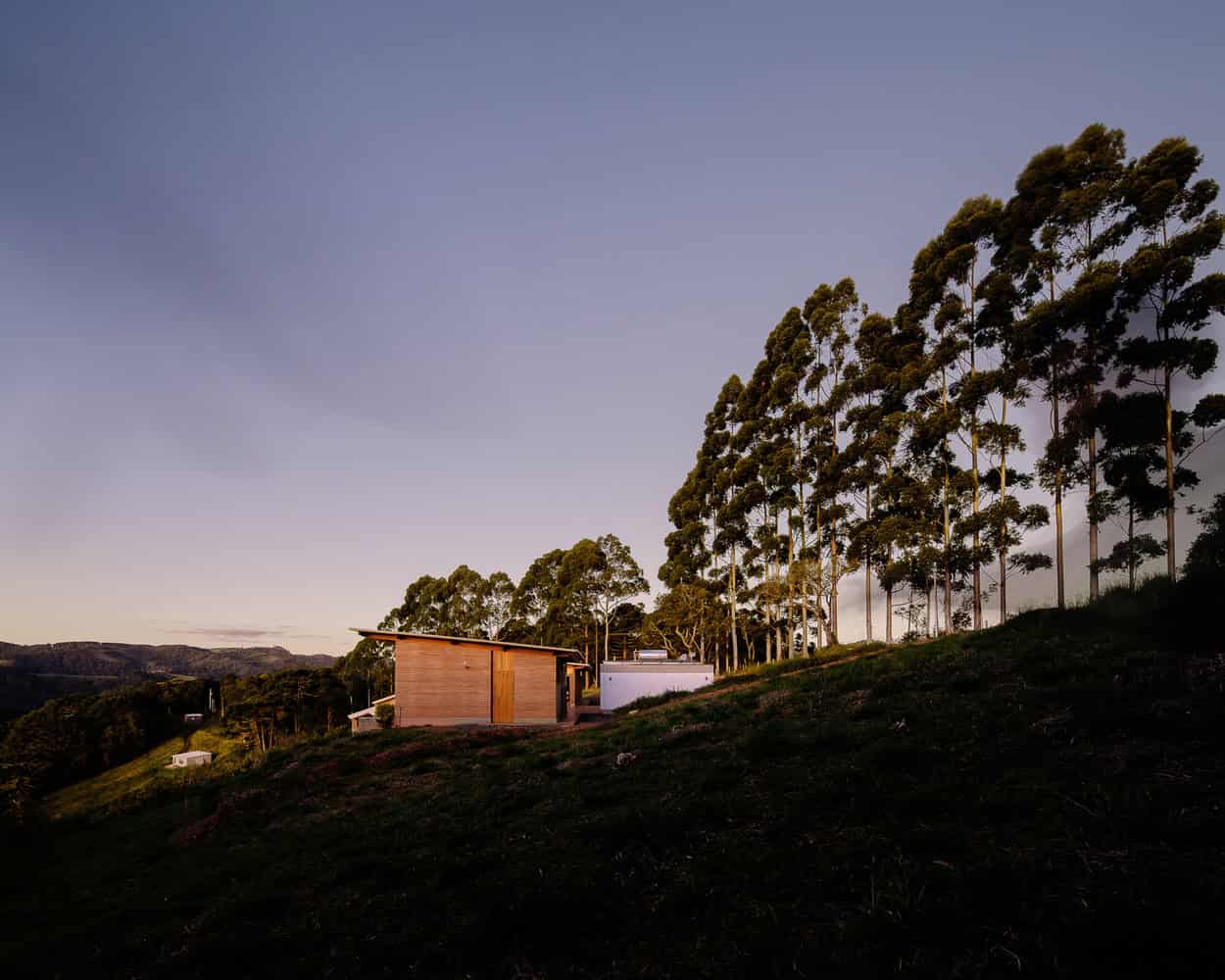 Patio Guaparuvuru House by Estudio Piloti Arquitetura in Camanducaia ...