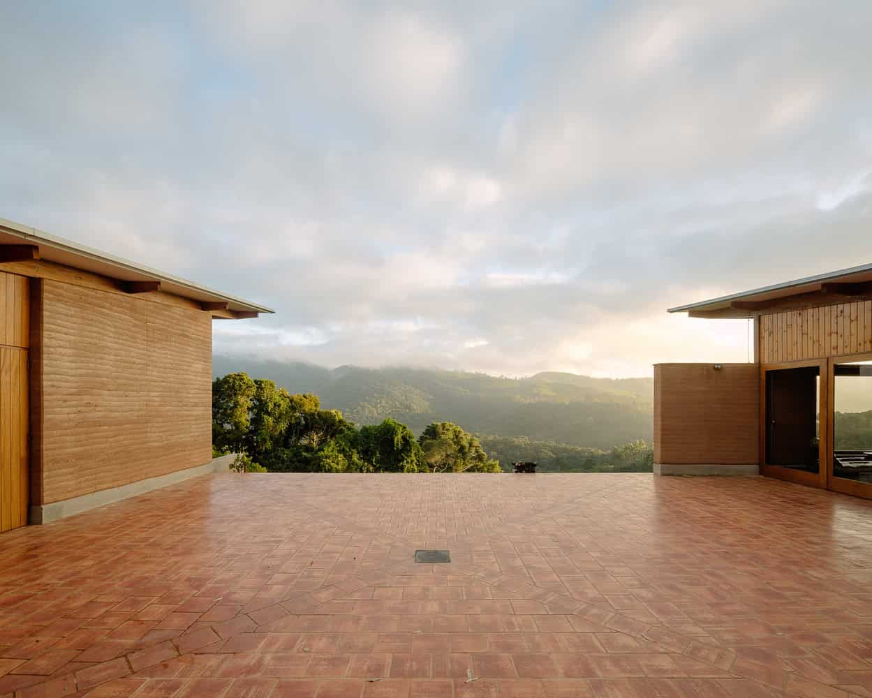 Patio Guaparuvuru House by Estudio Piloti Arquitetura in Camanducaia ...