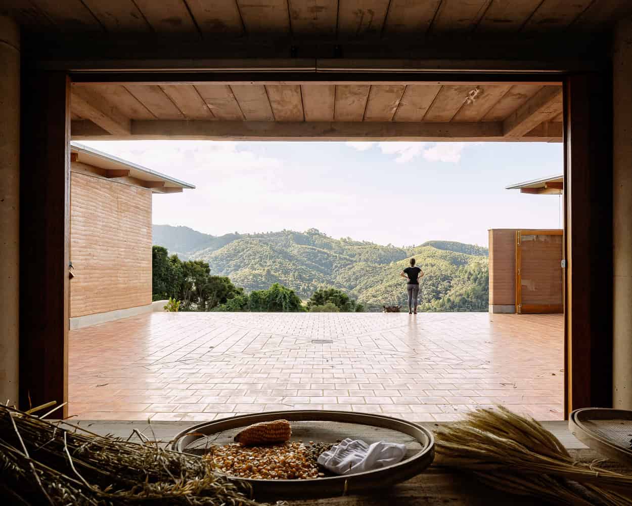 Patio Guaparuvuru House by Estudio Piloti Arquitetura in Camanducaia ...
