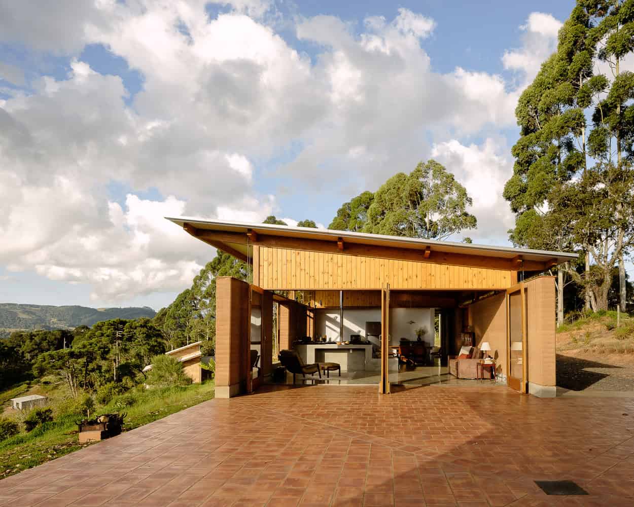 Patio Guaparuvuru House by Estudio Piloti Arquitetura in Camanducaia ...