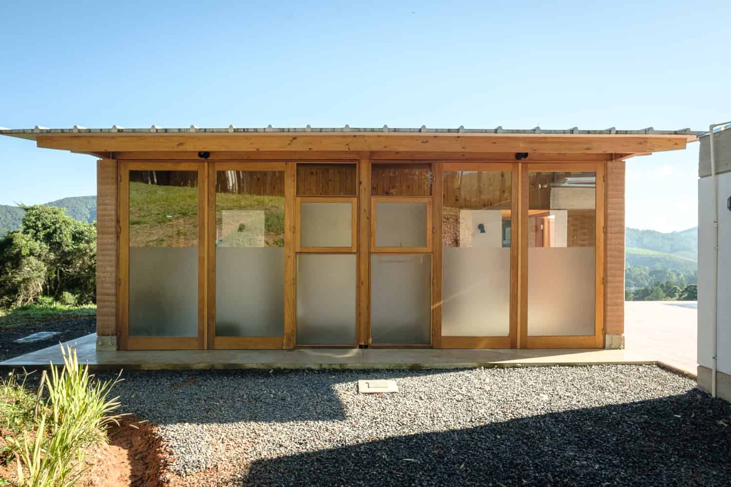 Patio Guaparuvuru House by Estudio Piloti Arquitetura in Camanducaia ...