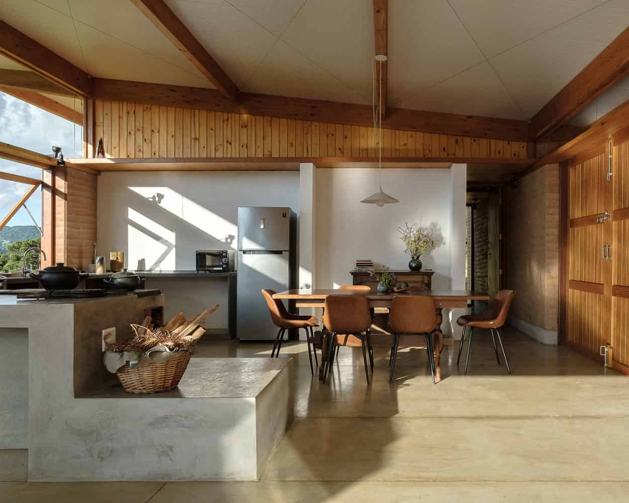 Patio Guaparuvuru House by Estudio Piloti Arquitetura in Camanducaia ...