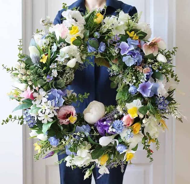 15 Breathtaking Floral Wreath Designs for a Lively Porch