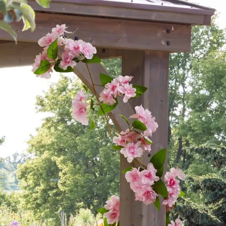 15 Spring Flower Garlands That Will Brighten Your Living Space