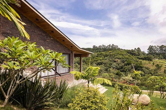 Boomerang House by In House in Sao Roque, Brazil